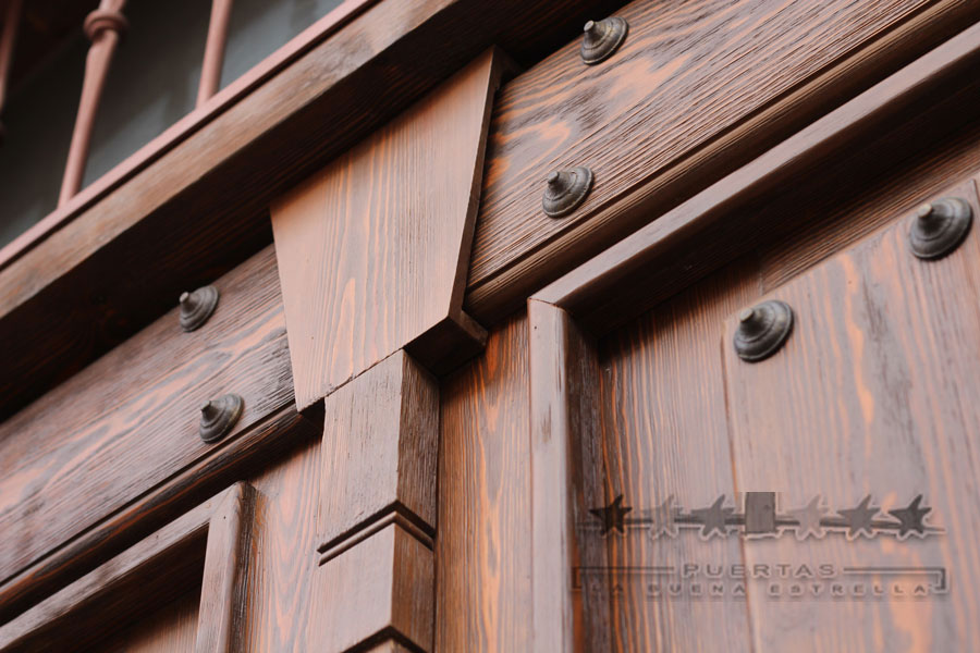 Detalle Postigo Puerta Exterior Madera| La Buena Estrella